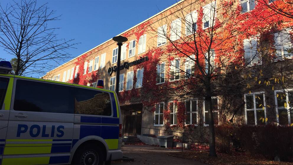 Flera gripna för olaga hot mot grupp utanför skola | SVT Nyheter Flera gripna för olaga hot mot grupp utanför skola | SVT Nyheter