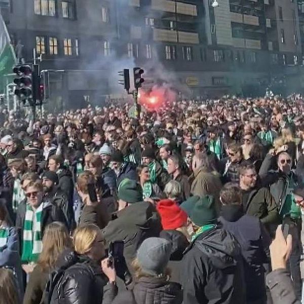Fotbollssupportrar marscherade mot Tele2 Arena utan polistillstånd
