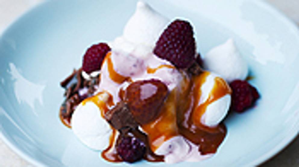 Marängsviss med lakritschoklad och hallon | SVT recept