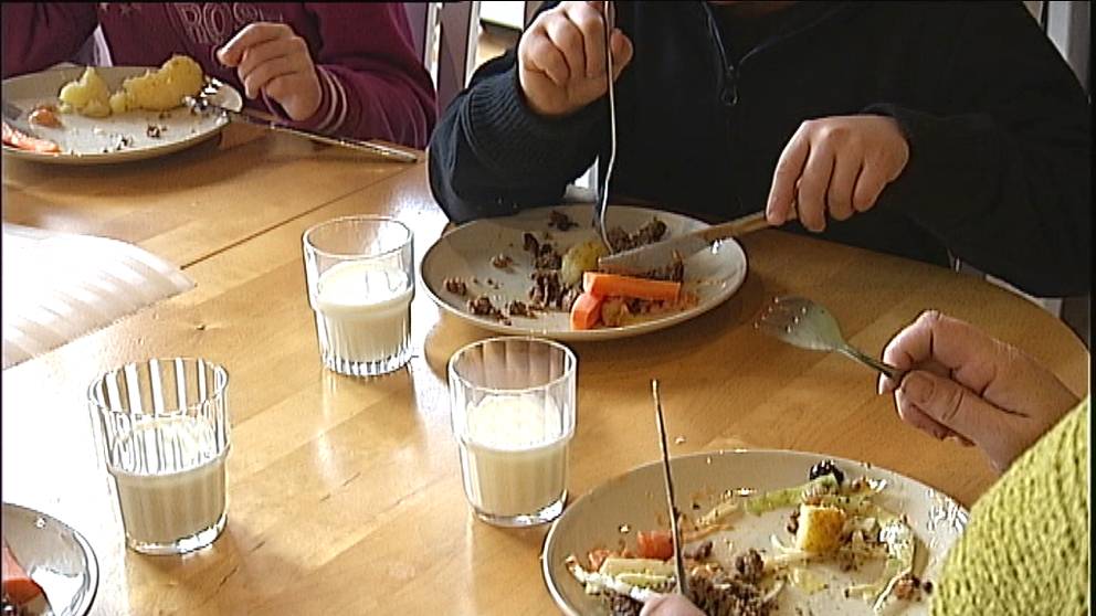Så mycket kostar skolmaten i Östergötland och på Gotland | SVT Nyheter