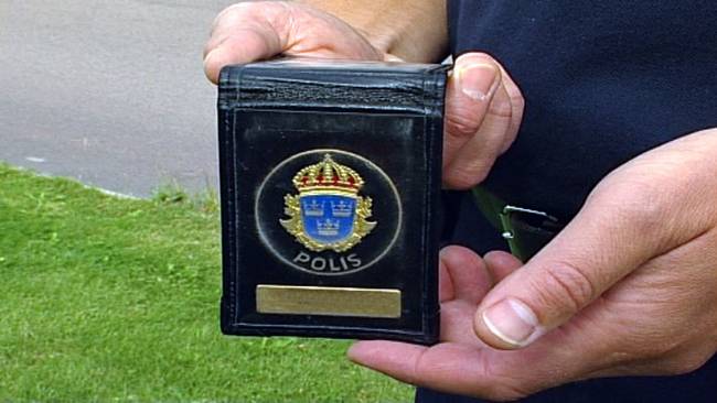 Visade polisbrickan på krogen -får löneavdrag | SVT Nyheter
