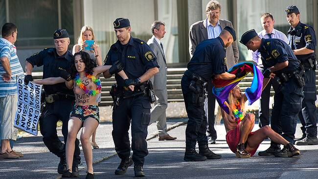 Demonstranter Gripna Vid Rysslands Ambassad Svt Nyheter