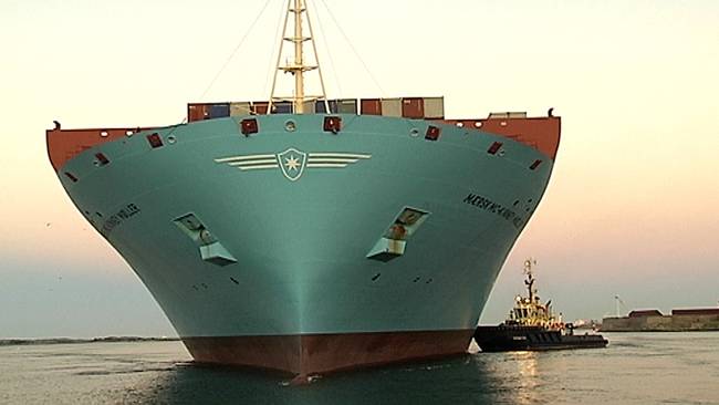 Världens största containerfartyg är här | SVT Nyheter
