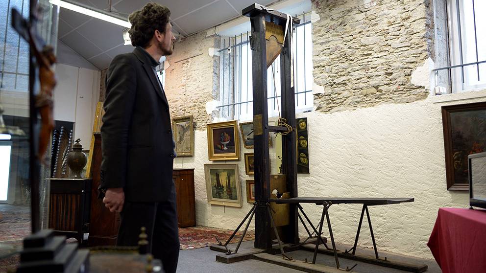 Fransk giljotin under klubban | SVT Nyheter