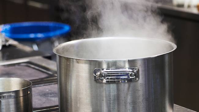 Fick kokande vatten över sig | SVT Nyheter