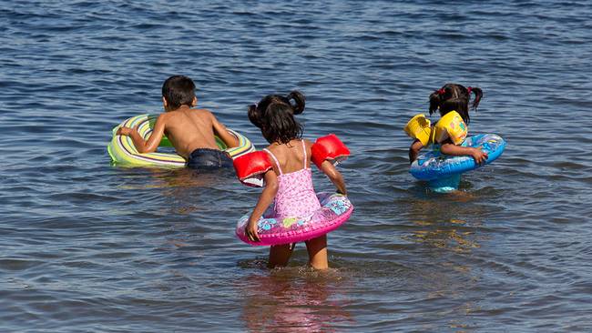 Barnläkarens bästa råd till föräldrar om drunkning – så skyddar du ditt ...