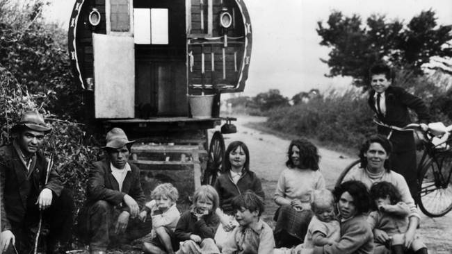 Skolbarn ska lära mer om romsk historia | SVT Nyheter