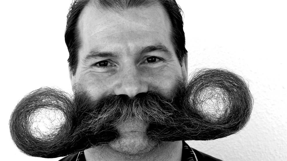 Mustasch avlöser rosa band | SVT Nyheter