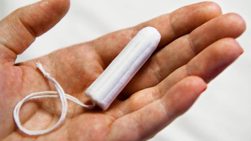 Tamponger kan innehålla hormonstörande dioxiner | SVT Nyheter