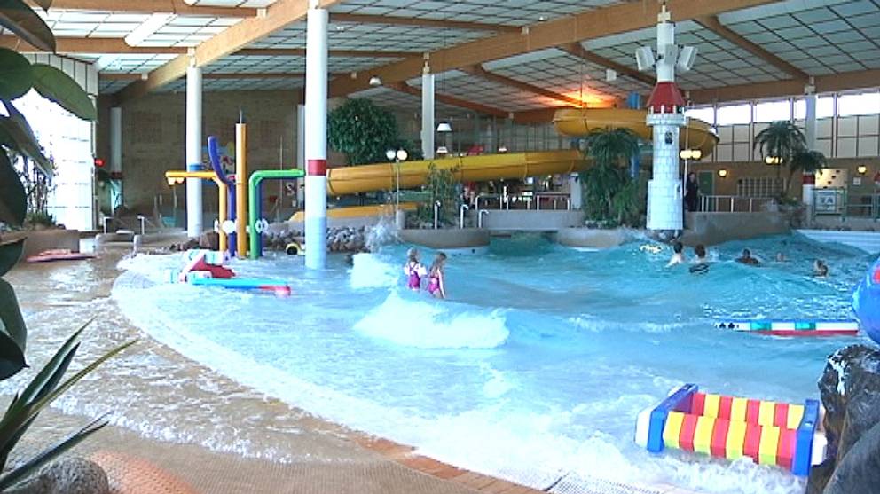 Badhus ökar bevakning – bristande simkunskaper hos nyanlända | SVT Nyheter