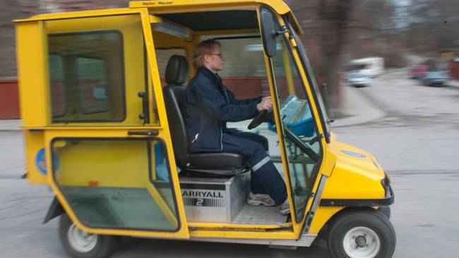 Brevbärare bestulen på postbil | SVT Nyheter