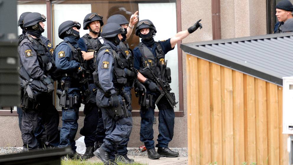 Tungt beväpnad polis slog till mot lägenhet i Solna | SVT Nyheter