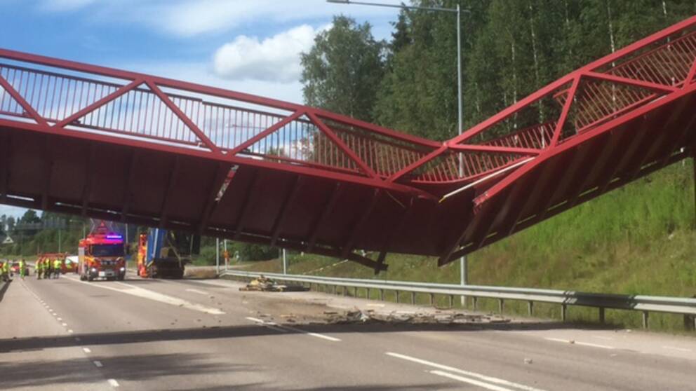 Gångbro har rasat i Arvika | SVT Nyheter Gångbro har rasat i Arvika | SVT Nyheter