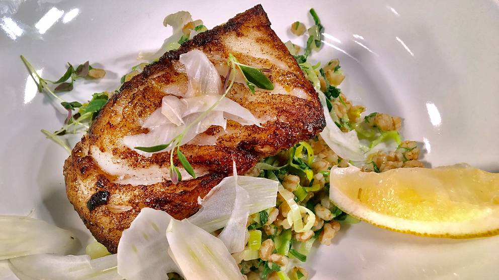 Stekt fisk med grön korngrynsrisotto | SVT recept