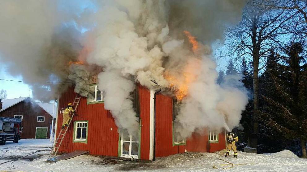 Kraftig villabrand utanför Nordmaling | SVT Nyheter