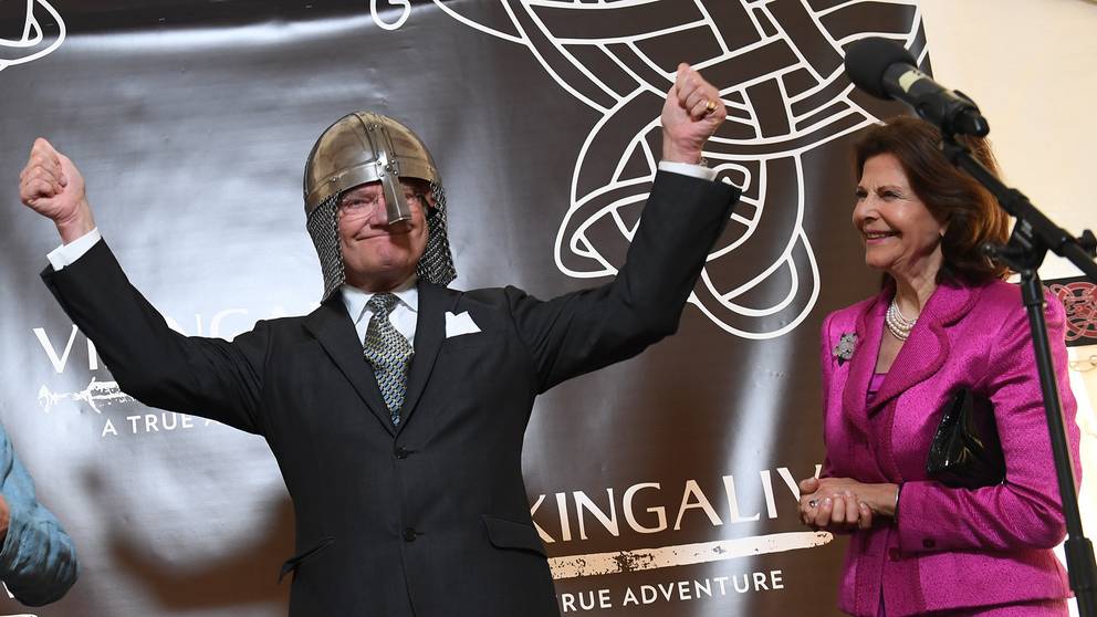 Kungen i vikingahjälm blev snackis | SVT Nyheter
