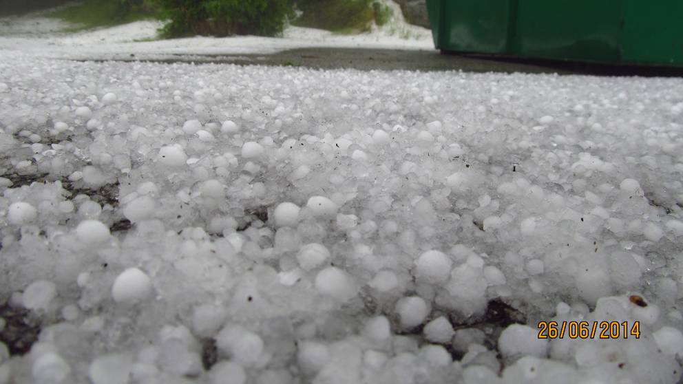 ”Regnar hagel stora som stenar” | SVT Nyheter