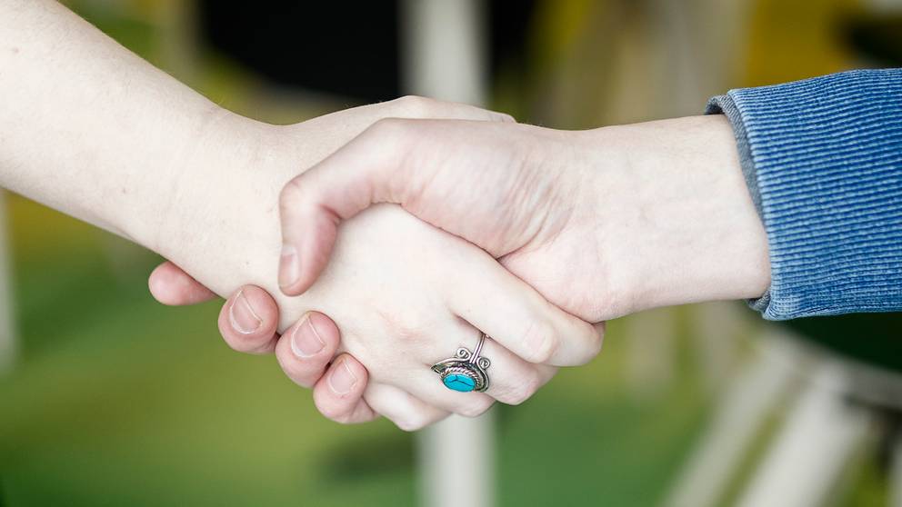 Kvinna vägrade ta i hand vid intervju – unik dom ger henne rätt | SVT ...