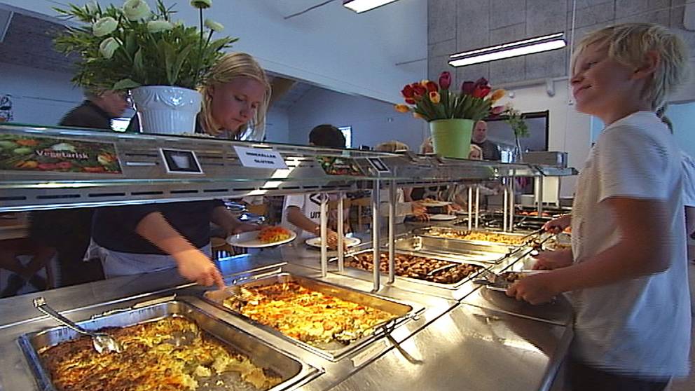 Kritik mot nya inslag i skolmaten | SVT Nyheter