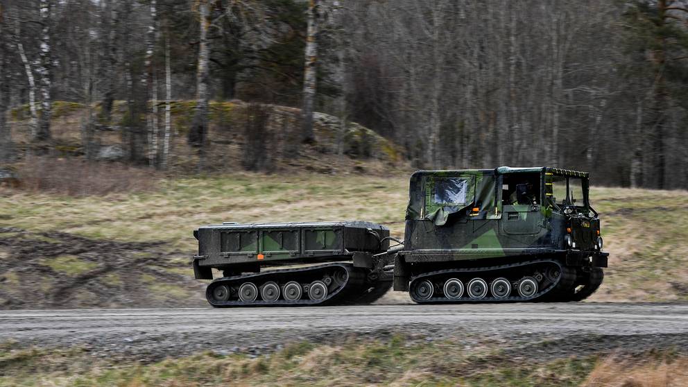 Stupfull man körde ned gravstenar med bandvagn | SVT Nyheter