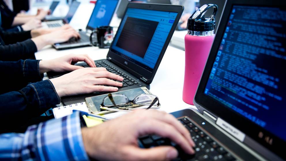 Så ska bristen på programmerare lösas | SVT Nyheter