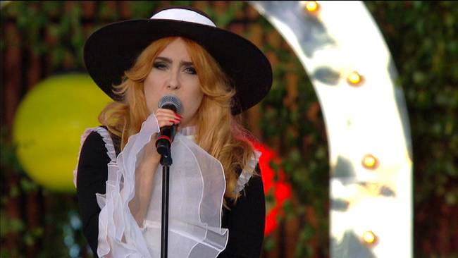 Miss Li föll i älven under uppträdande i Skellefteå | SVT Nyheter