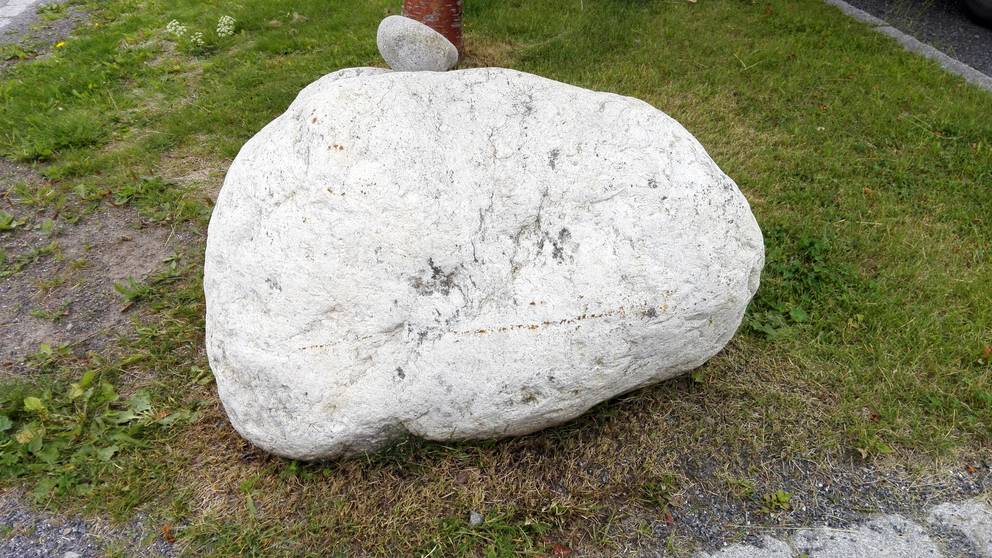 Vänder sig till Kronofogden för att flytta en sten | SVT Nyheter
