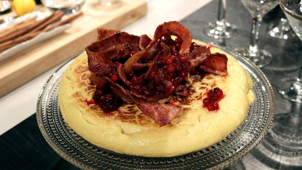 Skånsk äggakaka med stekt fläsk och rårörda lingon | SVT recept