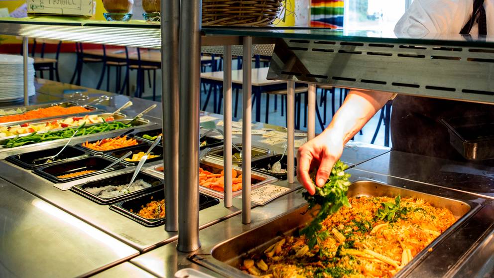 Här är Skånes dyraste och billigaste skolmat | SVT Nyheter