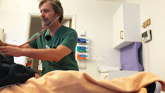 Barnläkaren: “Vi är dåliga på att anmäla misshandel” | SVT Nyheter