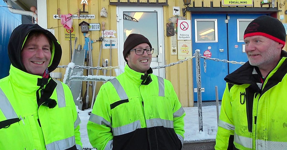 Möt glada sopgubbarna som pyntar tippen i Överkalix | SVT Nyheter