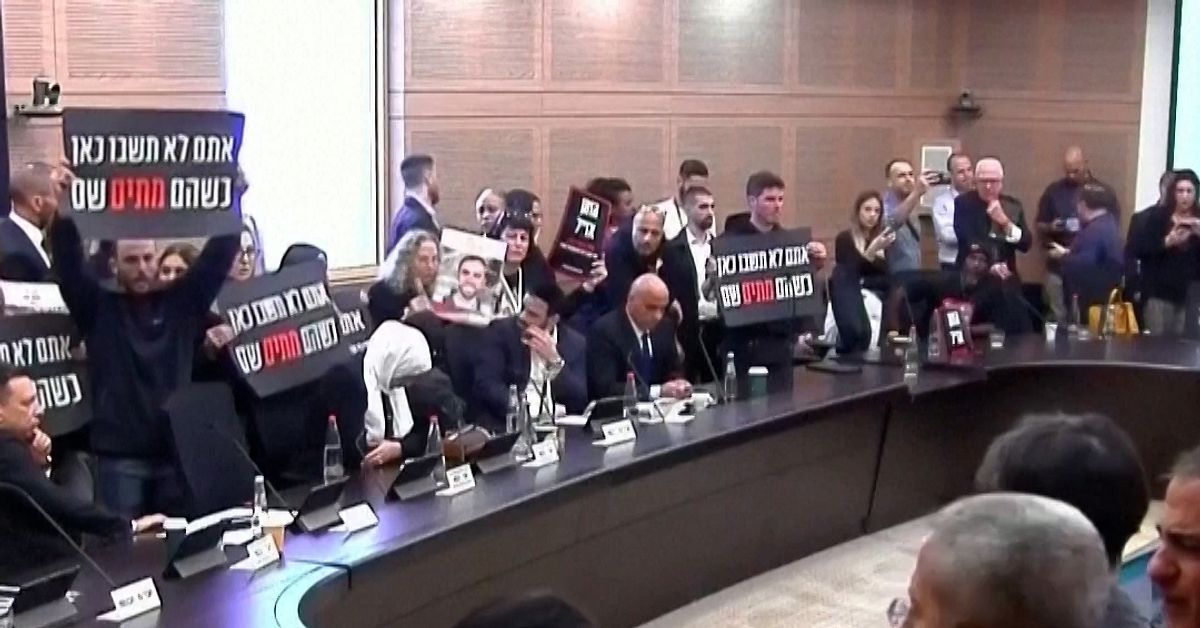 Anhöriga till gisslan i Gaza har stormat israeliska parlamentet | SVT ...