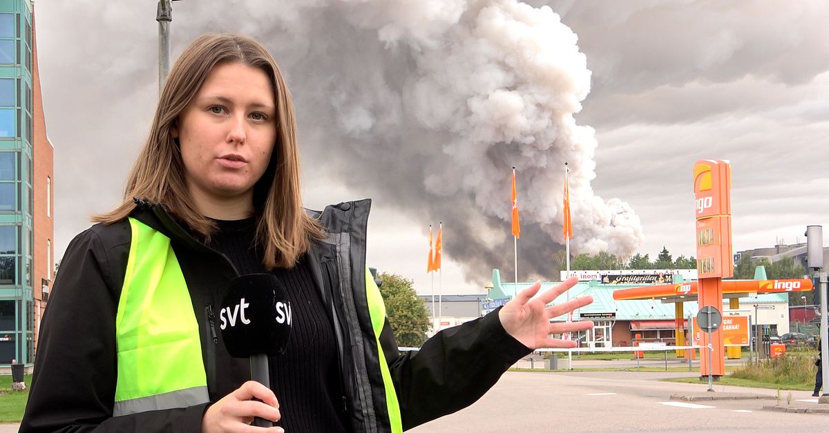 Fullt utvecklad brand i industribyggnad i Trollhättan | SVT Nyheter