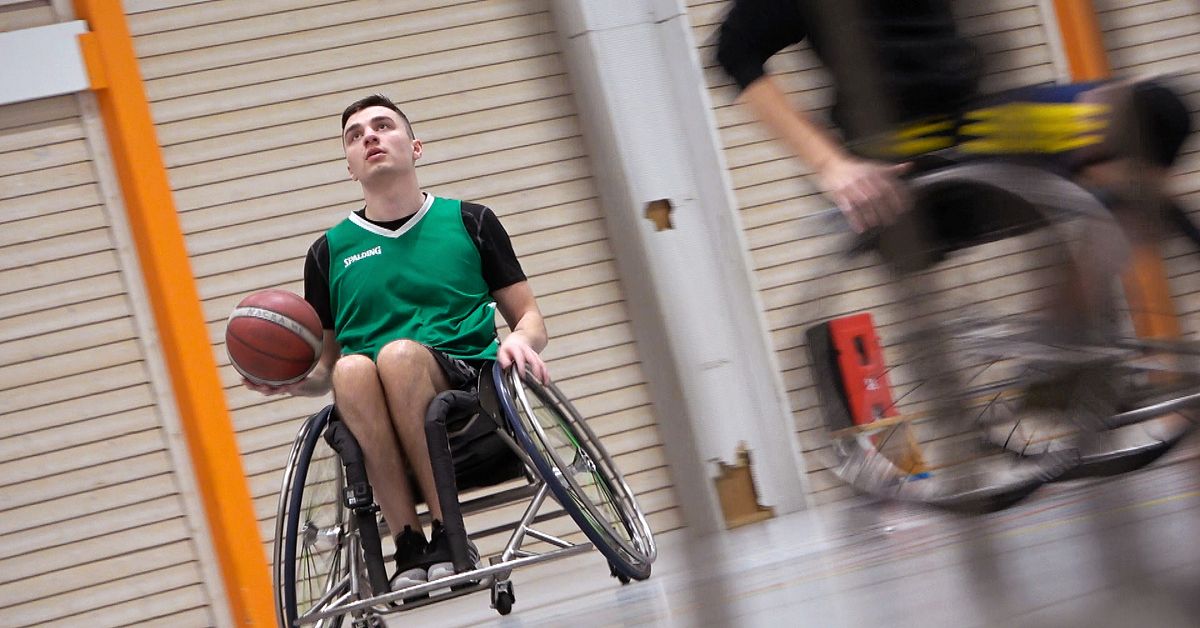 Simon, 22, förlamades – nu drömmer han om elitkarriär i basket | SVT ...