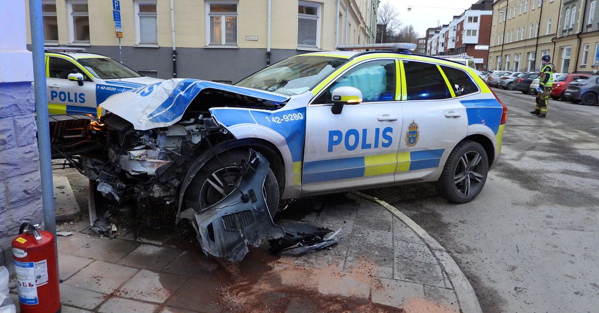 Polisbil körde in i husvägg i Norrköping | SVT Nyheter