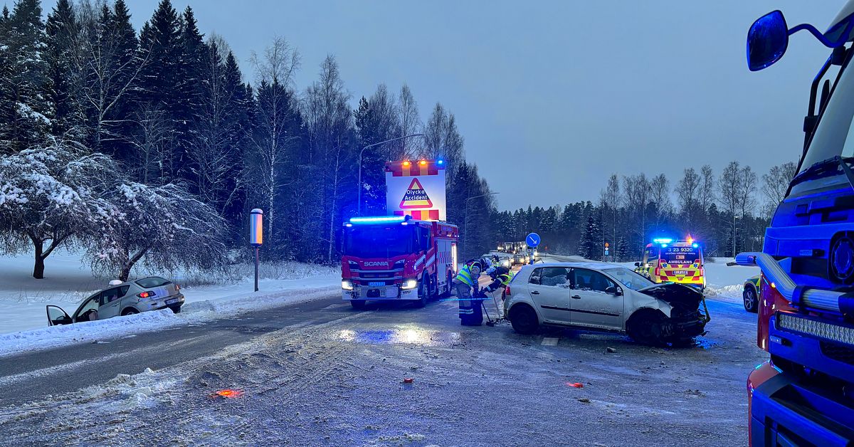 Stopp på riksväg 50 vid Lindesberg efter olycka | SVT Nyheter