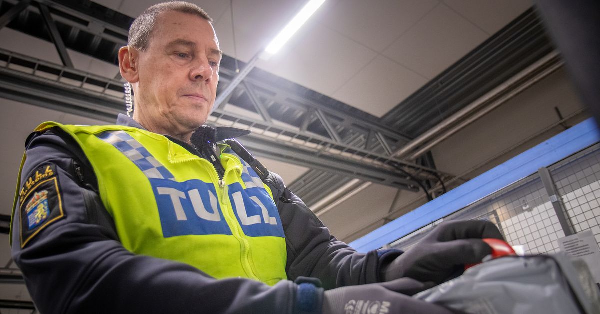 Här tar tullen beslut om att öppna ett misstänkt paket på ...