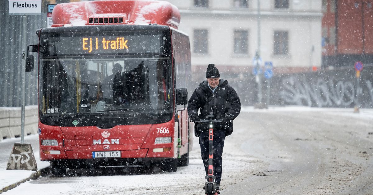 Så rustar SL inför eventuellt snökaos – tipsen till dig som pendlar | SVT Nyheter