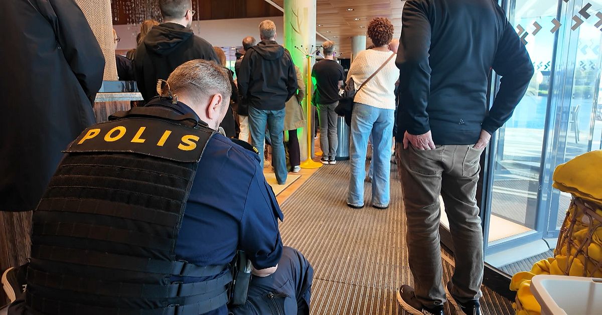 Efter gänglarmet: Här möter oroliga föräldrar polisen i Umeå | SVT Nyheter