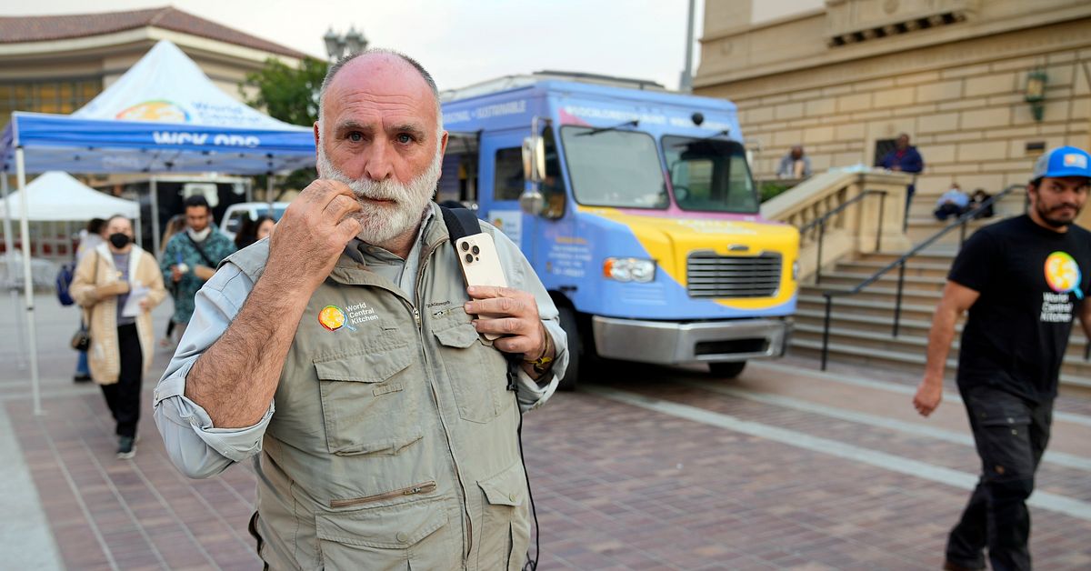 Kändiskocken delar ut mat till brandmännen | SVT Nyheter