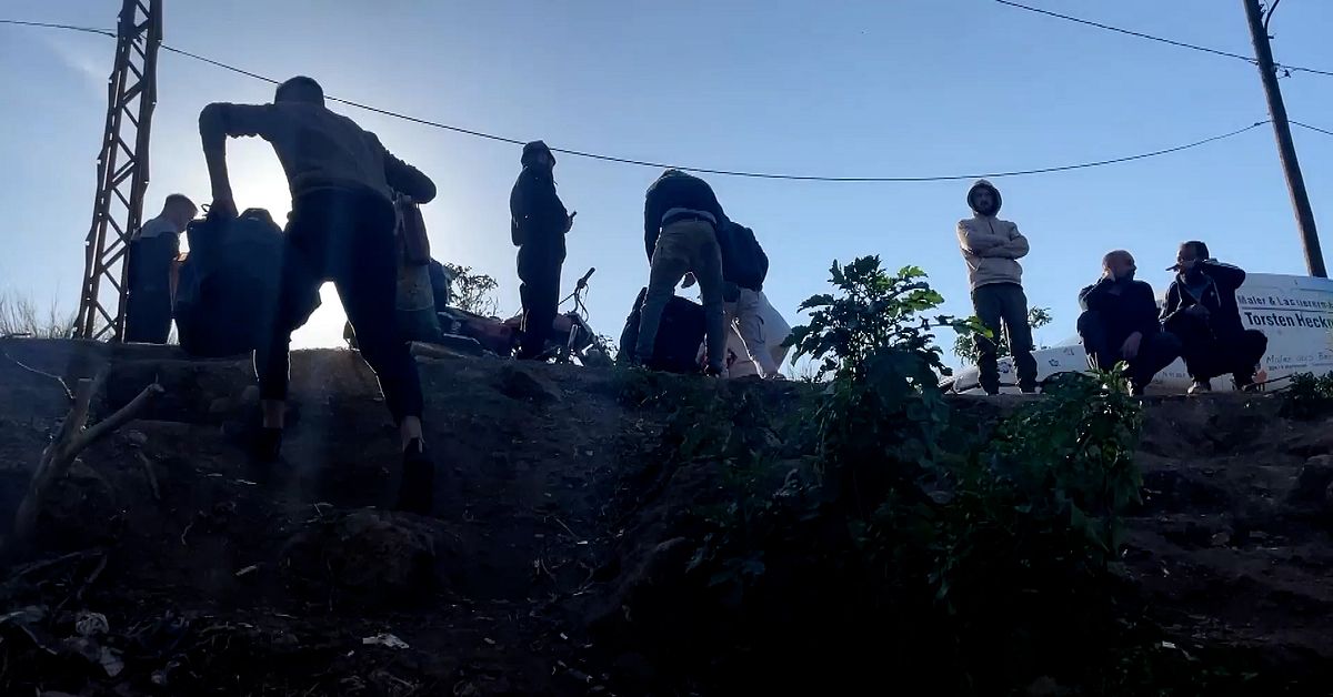 Tusentals syrier flyr till fots | SVT Nyheter