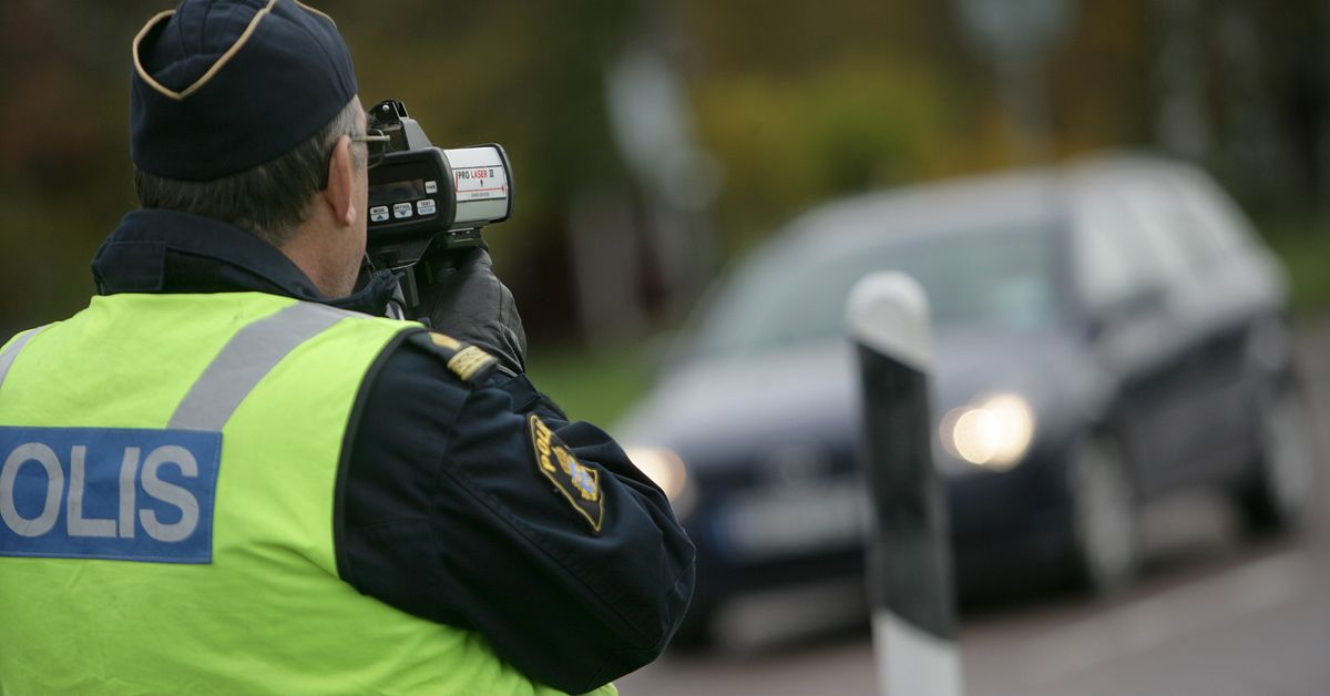 Körde 145 km/h på 80-sträcka – fastnade i polisens kontroll | SVT Nyheter