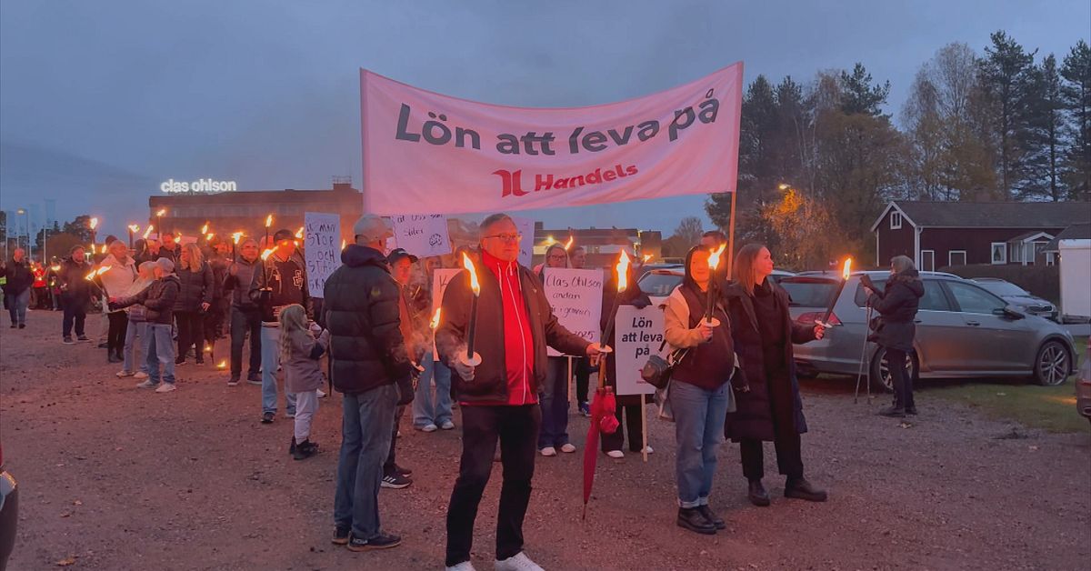 Manifestation i Insjön för Clas Ohlson-anställda | SVT Nyheter