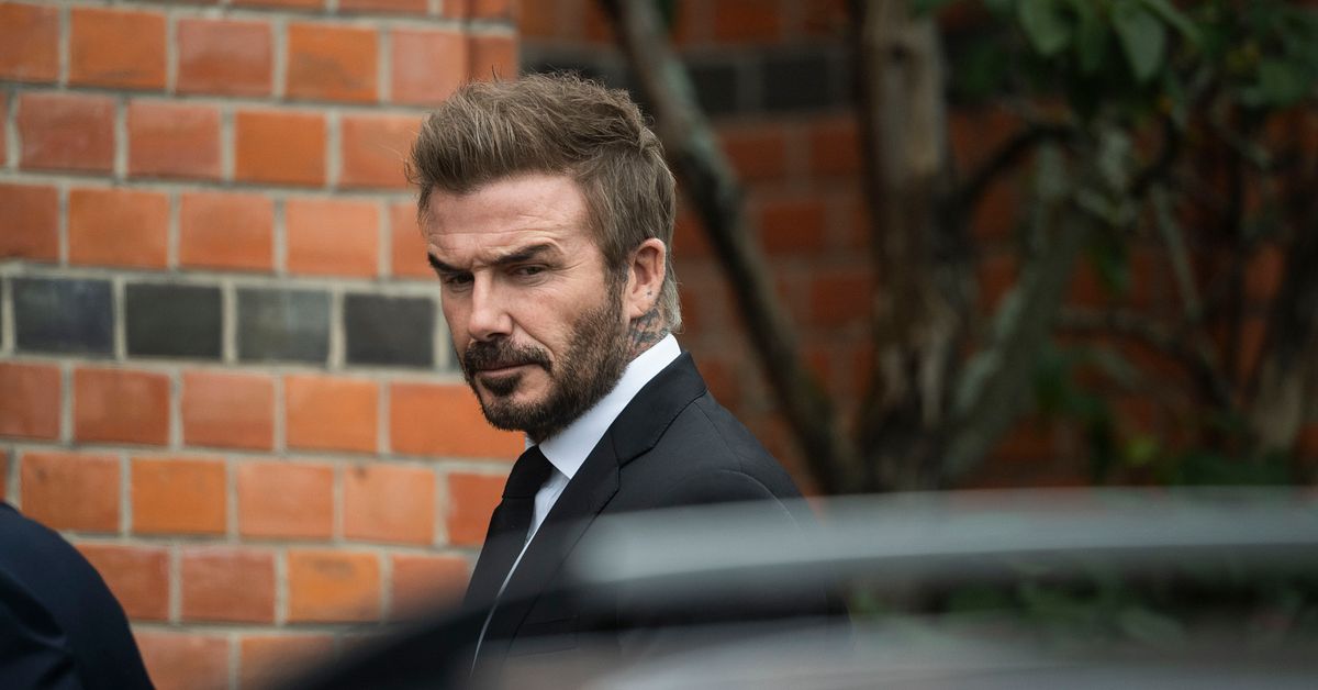 Svennis begravning i Torsby: David Beckham anländer till kyrkan inför ...