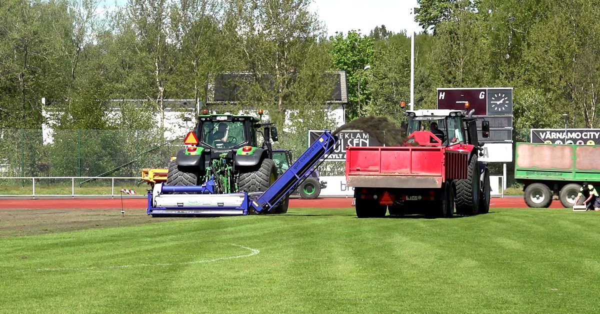 Här rivs gräset på Finnvedsvallen i Värnamo upp | SVT Nyheter