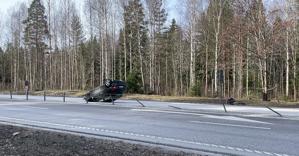 Två till sjukhus efter trafikolycka norr om Örebro | SVT Nyheter