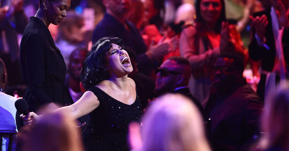 Prisregn över Raye på Brit awards | SVT Nyheter