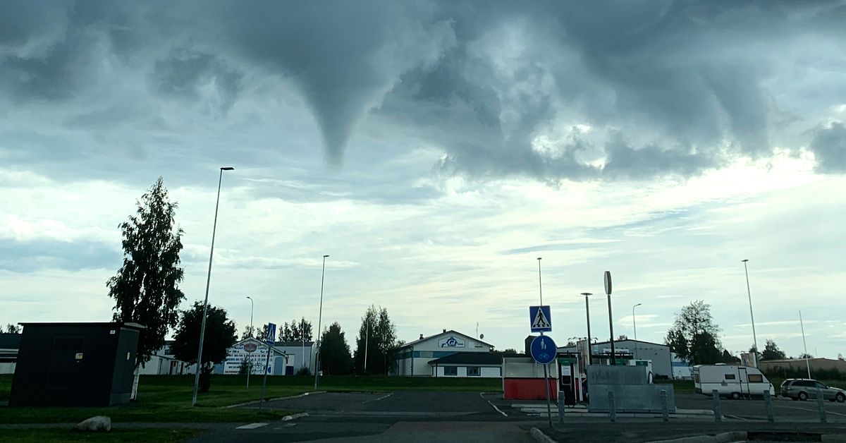 Se när tromben drar in över Haparanda: ”Starka krafter” | SVT Nyheter