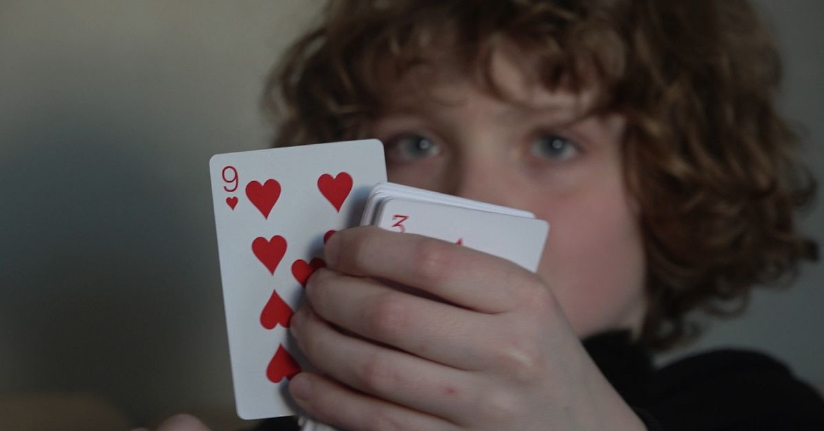 Kortmagikern Felix, 10, ska dela scen med Joe Labero | SVT Nyheter