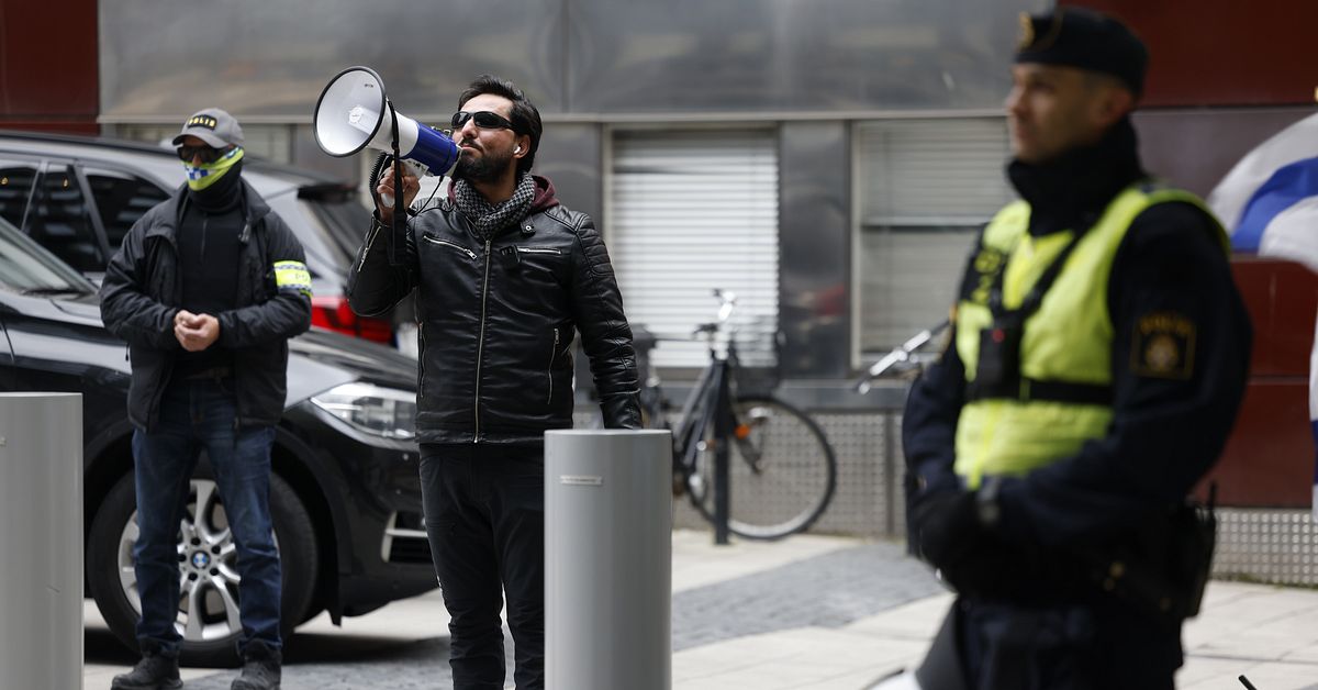 Salwan Momika får nytt uppehållstillstånd | SVT Nyheter